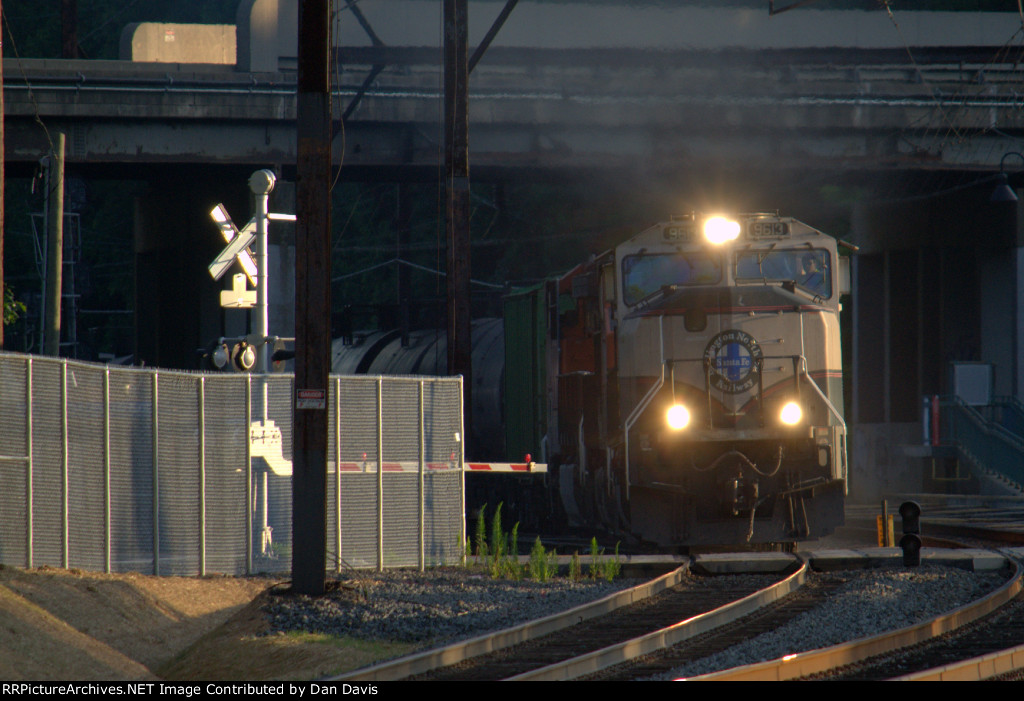BNSF SD70MAC 9613 leads K041-08